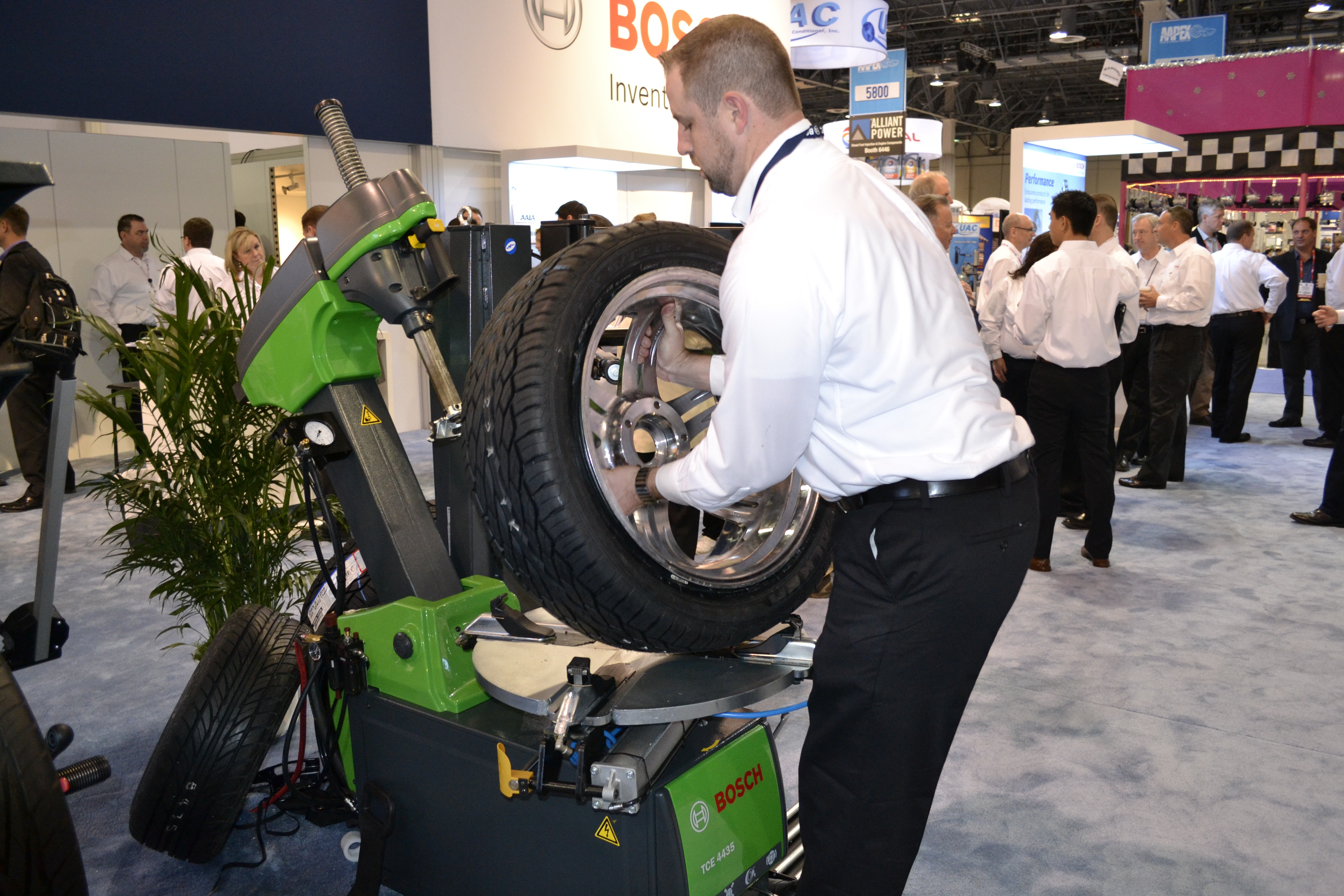 AAPEX: Bosch tire changer has a rigid structure | 2013-11-07 | Modern ...